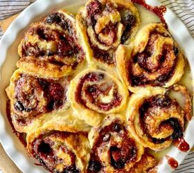 Lemon Berry Cinnamon Rolls | Foodtalk